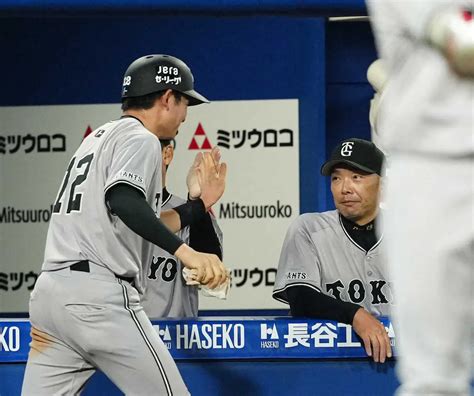 ＜d・巨＞5回、戸郷のスクイズで生還した萩尾（左）を迎える阿部監督（撮影・島崎忠彦） ― スポニチ Sponichi Annex 野球