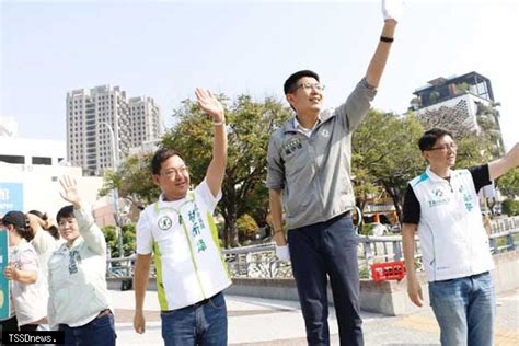 台中第六選區首日民調 綠營黃守達透早站路口拜託選民顧電話
