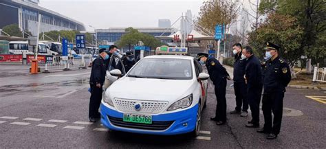 武汉站站区办开展多维度联合执法 保障旅客平安出行秩序进行巡查