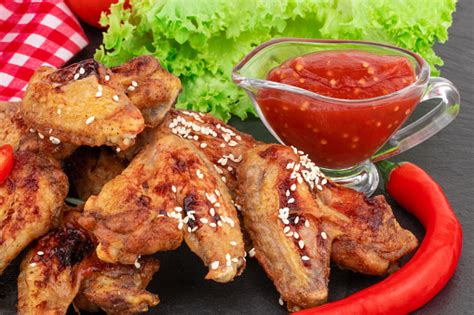 참 깨와 어두운 배경에 달콤한 칠리 소스와 구운된 닭 날개 0명에 대한 스톡 사진 및 기타 이미지 0명 건강한 식생활 고기 Istock