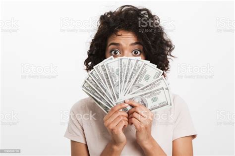 Afro 헤어 스타일돈 달러 지폐의 팬과 얼굴을 덮고 흰색 배경에 고립 된 카메라를보고 놀란 미국 여성의 사진 가리기에 대한