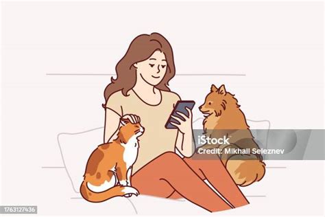강아지와 고양이를 키우는 여성 주인이 소파에 앉아 전화를 하며 반려동물과 함께 시간을 보내는 것을 즐긴다 개에 대한 스톡 벡터