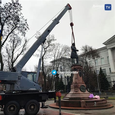 У Дніпрі демонтували памятник Ломоносову Новини Дніпра Телеканал «Дніпроtv