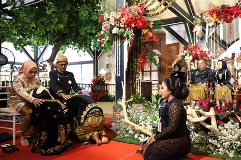 Bupati Purworejo Mantu Pasang Pengantin