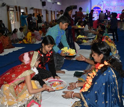 मातृ पितृ पूजन दिवस बच्चों ने मां पिता के पखारे पांव की पूजा छलक आए