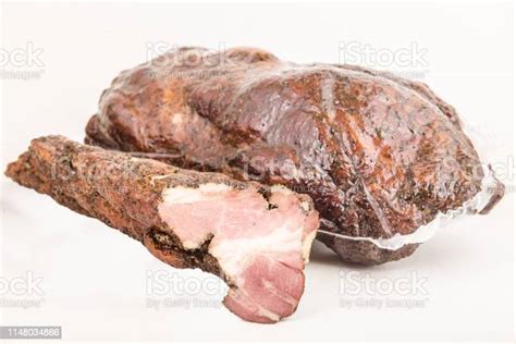 쇠고기 돼지 고기 베이컨의 그릴 조각에 훈제 고기 아시아의 향기로운 향신료 달콤한 분홍색 고기 조각으로 잘라 흰색 배경에 고립