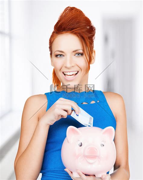 女人把现金放入存钱罐高清摄影大图 千库网