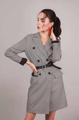 흰색 배경에 코트에 패션 갈색 머리 소녀입니다 빨간 손톱과 세련된 옷을 입은 아름다운 황갈색 여성 빨간 입술을 가진 햇볕에 탄 갈색 머리 여자 세련된 패션 의류에 아름다운