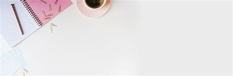 분홍색 노트북 금속 펜 스티커 종이 클립 및 녹차가 흰색 배경에 분홍색 컵이있는 배너 학교 플랫 레이로 돌아가기 0명에 대한 스톡 사진 및 기타 이미지 Istock