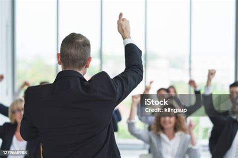 다양한 청중이 연사에게 손을 대고 세미나 행사에서 비즈니스 성공을 위해 노력하는 방법을 엄지 손가락을 들고 이야기하는 연사 25