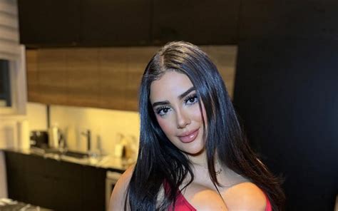 Mary Yousefi En Vestido Rojo Ajustado Colormusic