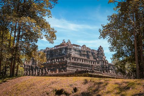 ប្រាសាទបាភួន បានខូច និងបែកបាក់ ជាច្រើន។ ប្រាសាទនេះ