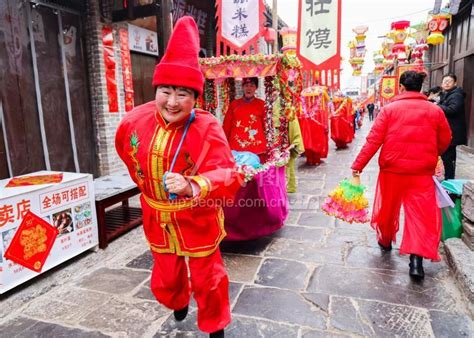 安徽濉溪：民俗“踩街”过大年 人民图片网