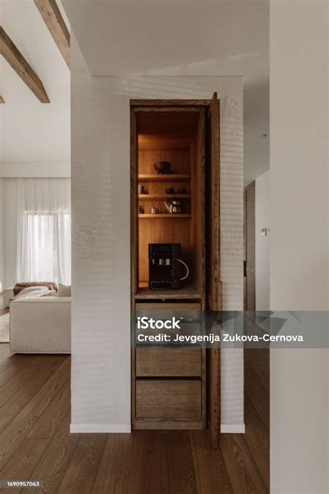 단단한 오크와 등나무 가구로 갈색과 흰색 음영의 미적 와비 사비 거실 인테리어 디자인 와비사비 영감 느린 생활 개념 0명에 대한 스톡 사진 및 기타 이미지 Istock