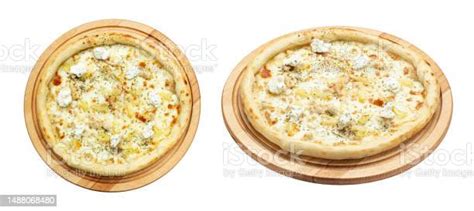 파인애플 치킨 리코타 치즈를 곁들인 맛있는 피자는 흰색 배경에 고립된 나무 접시에 담겨 있습니다 레스토랑 이나 피자 가게에 대