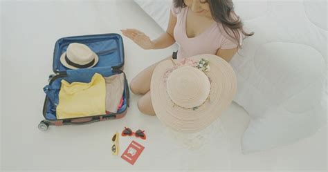 아름다운 아시아 여성은 여행 준비를하고 집에서 침실에 가방을 포장 짐과 필수품 여권 여름 휴가를 위한 여행 계획 수립 여행에 대한 개념 가방에 대한 스톡 사진 및 기타