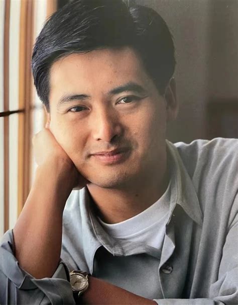 69岁周润发近照曝光，学院风穿搭活力满满，与韩流巨星权志龙同框一点不输