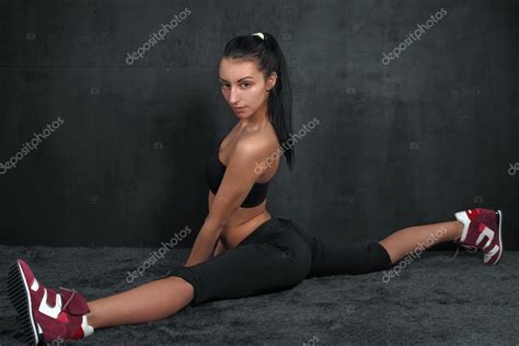 Girl Sits On A Splits Stock Photo By Zhagunov 125502200