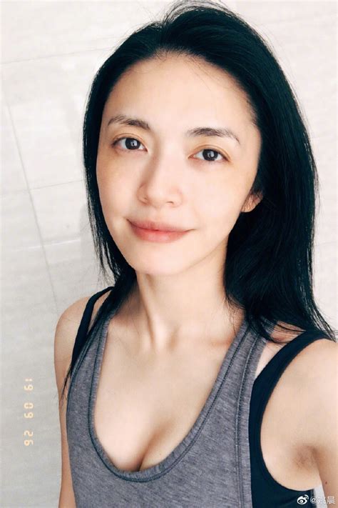 姚晨健身后素颜自拍状态佳 撸铁练就纤腰翘臀曲线迷人