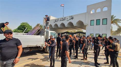 انصار الصدر يوسّعون رقعة احتجاجاتهم ويعتصمون امام مجلس القضاء الأعلى