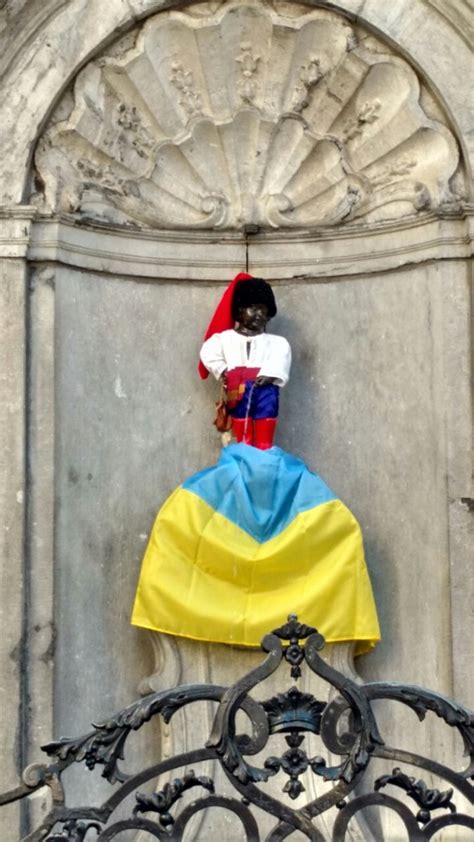 Писающий мальчик в Брюсселе испортил флаг Украины