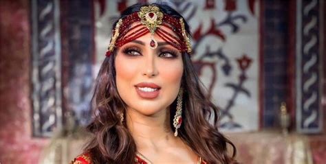 دنيا بطمة تطل بـ الزي التقليدي المغربي وتروج لـ سن من الذهب في أحدث