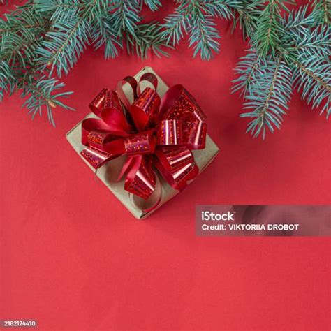 빨간 배경에 전나무 가지가 있는 축제 빨간 선물 상자입니다 크리스마스와 새해 개념 휴일 복사 공간 12월에 대한 스톡 사진 및 기타 이미지 Istock