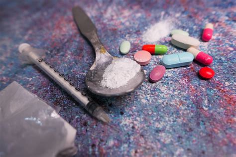 헤로인 패킷과 주사기와 마약 중독 개념 에 검은 백그루드 약물 과용에 대한 스톡 사진 및 기타 이미지 약물 과용 약