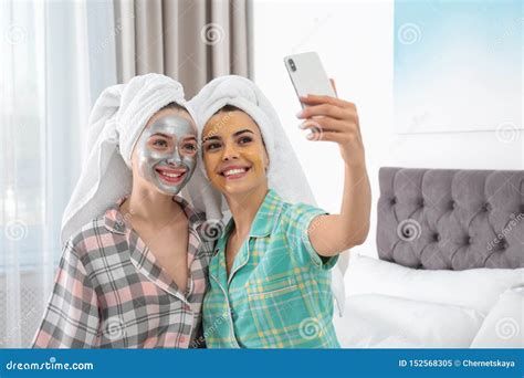有采取selfie的面膜的朋友在卧室在纵容党 库存图片 图片 包括有 豪华 愉快 纵向 纵容 户内 152568305