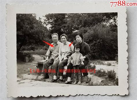 朱诚、鲍慧家庭合影，1976年秋，有背题老照片力生坊【7788收藏收藏热线】