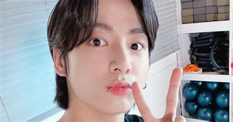 방탄소년단 정국 입술 쭉~♡ 러블리 미소년 매력