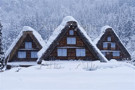 岐阜県 雪の白川郷 世界遺産 30371329 の写真素材 アフロ