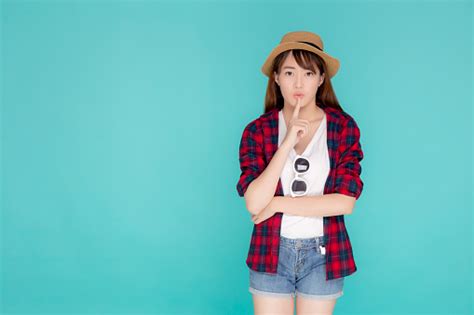 아름 다운 초상화 젊은 아시아 여자 착용 모자 를 가지고 선글라스 자신감과 여름 휴가 고립 된 파란색 배경 관광 모델 행복