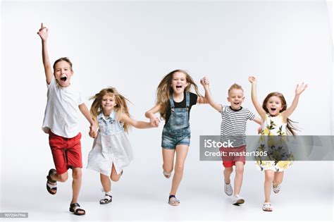 그룹 패션 귀여운 미 취학 아이 친구 함께 포즈와 카메라 흰색 배경 보고 아이에 대한 스톡 사진 및 기타 이미지 아이 패션 어린 시절 Istock