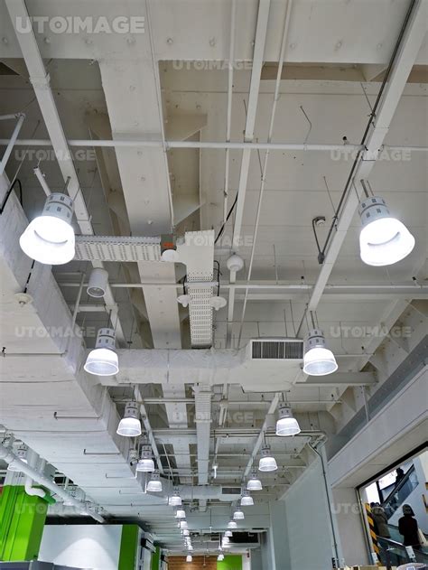 유토이미지 상세페이지 베이직샵 20508687 대형 상가의 천장 조명과 배관들