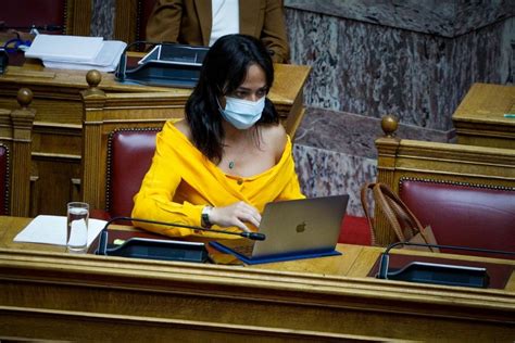 Δόμνα Μιχαηλίδου Εντυπωσιακή η υφυπουργός στη Βουλή Debater