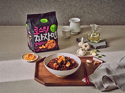 풀무원 진한 짜장소스에 향긋하고 알싸한 마늘 풍미 더한 ‘로스팅 짜장면 갈릭오일 출시
