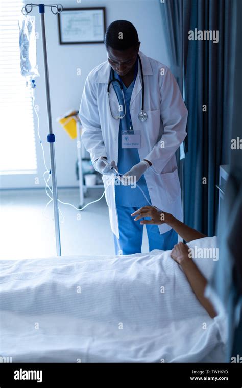 Male Doctor Injecting Injection To Female Patients Intravenous Drip In The Ward Stock Photo Alamy