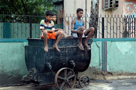 Slum Dwellers Of Kolkata India Editorial Stock Image Image Of Dwellers People