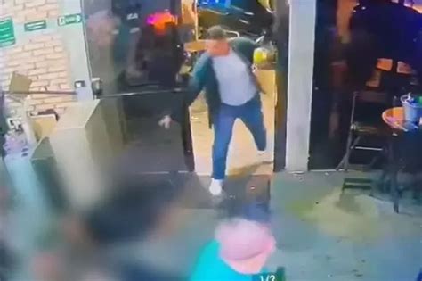 Veja vídeo de homem matando segurança em bar vários tiros Conexão