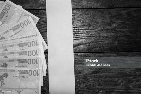 금전 등록기 테이프와 테이블에 고립 된 돈의 롤 비용 절감 지출 비용 또는 비즈니스 개념 계획 가격에 대한 스톡 사진 및 기타