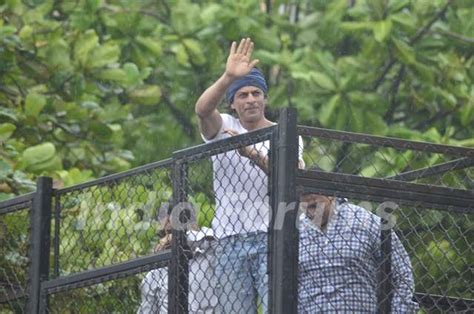 Shah Rukh Khan Waves Out To His Fans In The Midst Of Rains On Eid Media