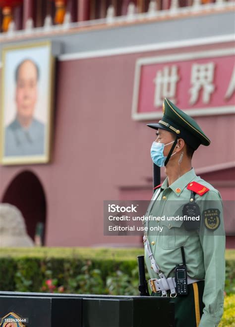 천안문 광장의 문 탑에 마오쩌둥 주석과 무장 경찰의 초상화 Chinese Communist Party에 대한 스톡 사진 및 기타