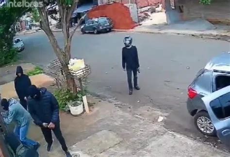Imagens Mostram Grupo Morto Pela PM Invadindo Casa Antes Do Confronto