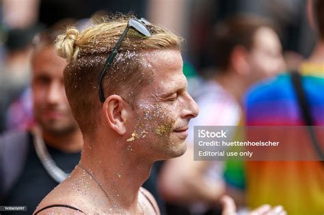 크리스토퍼 스트리트 데이 퍼레이드 Csd는 매년 유럽의 Lgbtq 축하 행사이자 차별과 배제에 반대하는 시위입니다