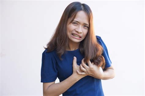 Premium Photo Asian Women Have Tightness In The Chest