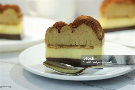 미식가 티라미수 푸딩의 일부를 닫습니다 3 층 푸딩 이탈리아 디저트는 측면보기의 테이블에서 흰색 접시에 제공됩니다 0명에 대한 스톡 사진 및 기타 이미지 Istock