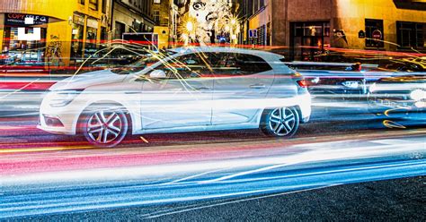 야간에 고층 건물 근처 도로에 있는 차량의 타임랩스 사진 사진 Unsplash의 무료 4e 구 이미지