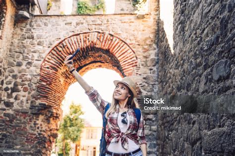 셀카를 찍는 배낭을 가진 관광 여성 복사 공간 게이트 히사르 카피아 40 44세에 대한 스톡 사진 및 기타 이미지 40 44세 거리 건축 Istock