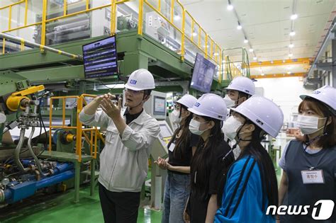 여기가 친환경 바닥재 생산 현장‘홈뮤즈드 Kcc글라스 공장 견학 뉴스1